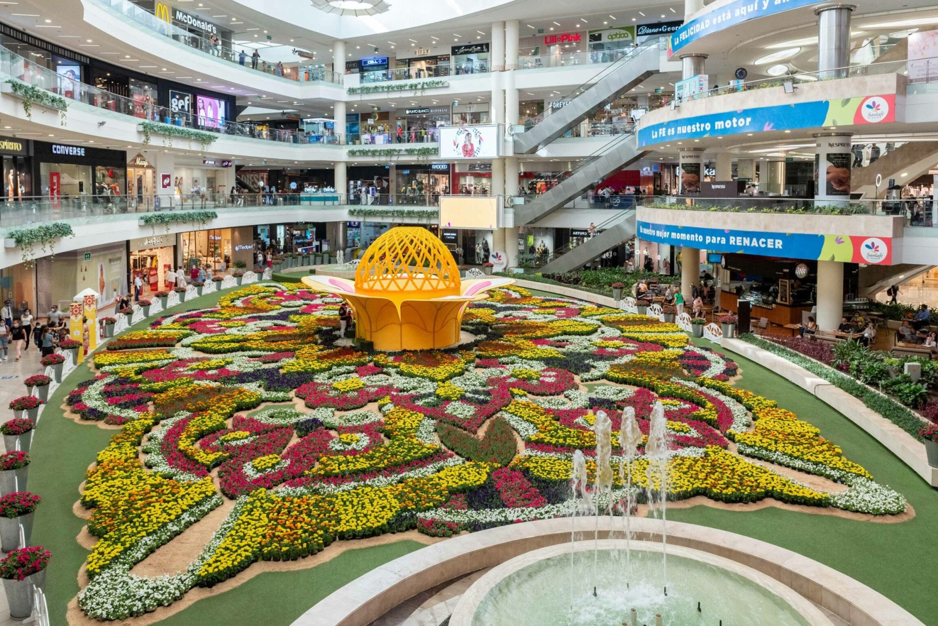 Toda la diversión y compras en un solo lugar: Plaza Central - Galerías